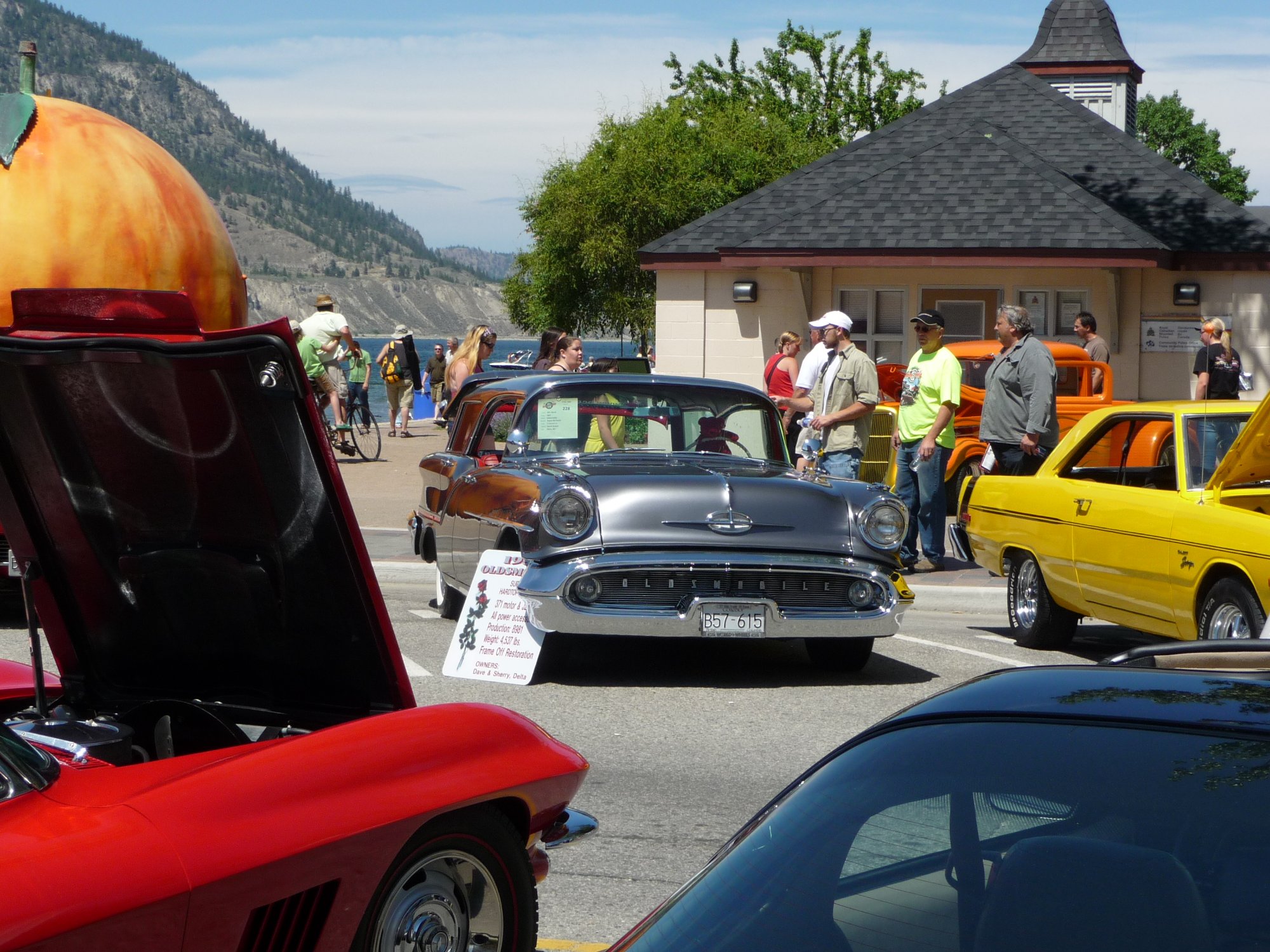 Solve Car show jigsaw puzzle online with 108 pieces