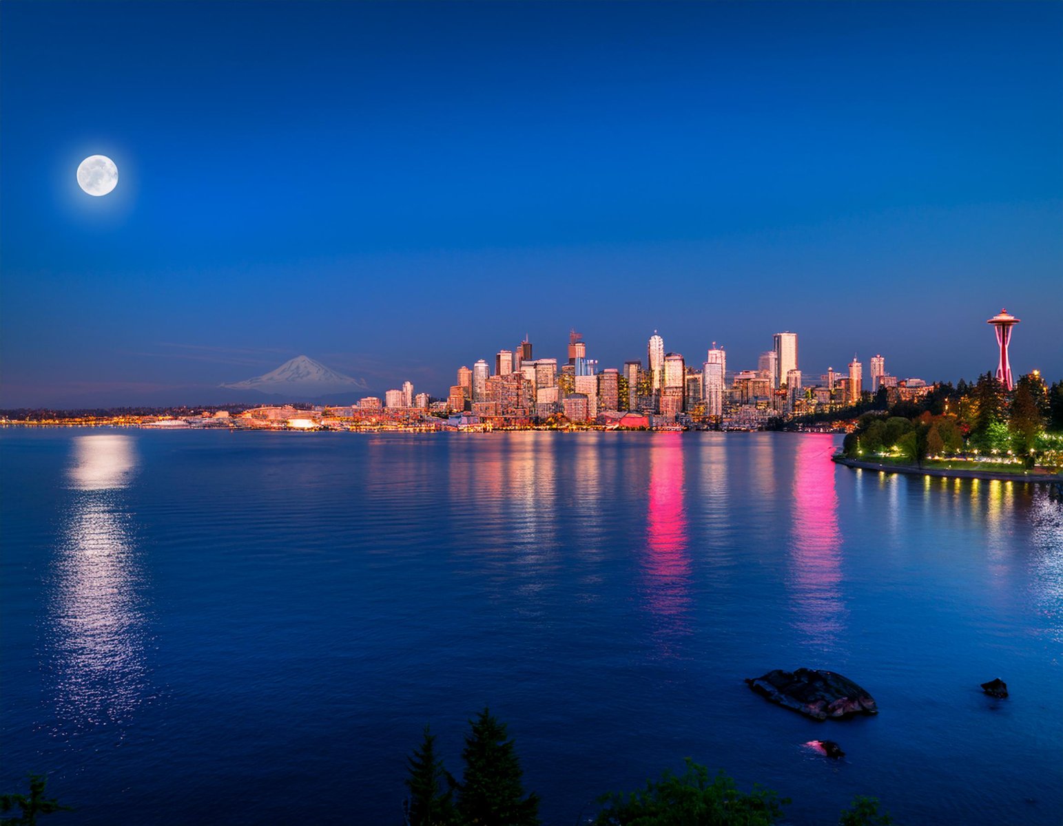 Solve Seattle Skyline jigsaw puzzle online with 48 pieces