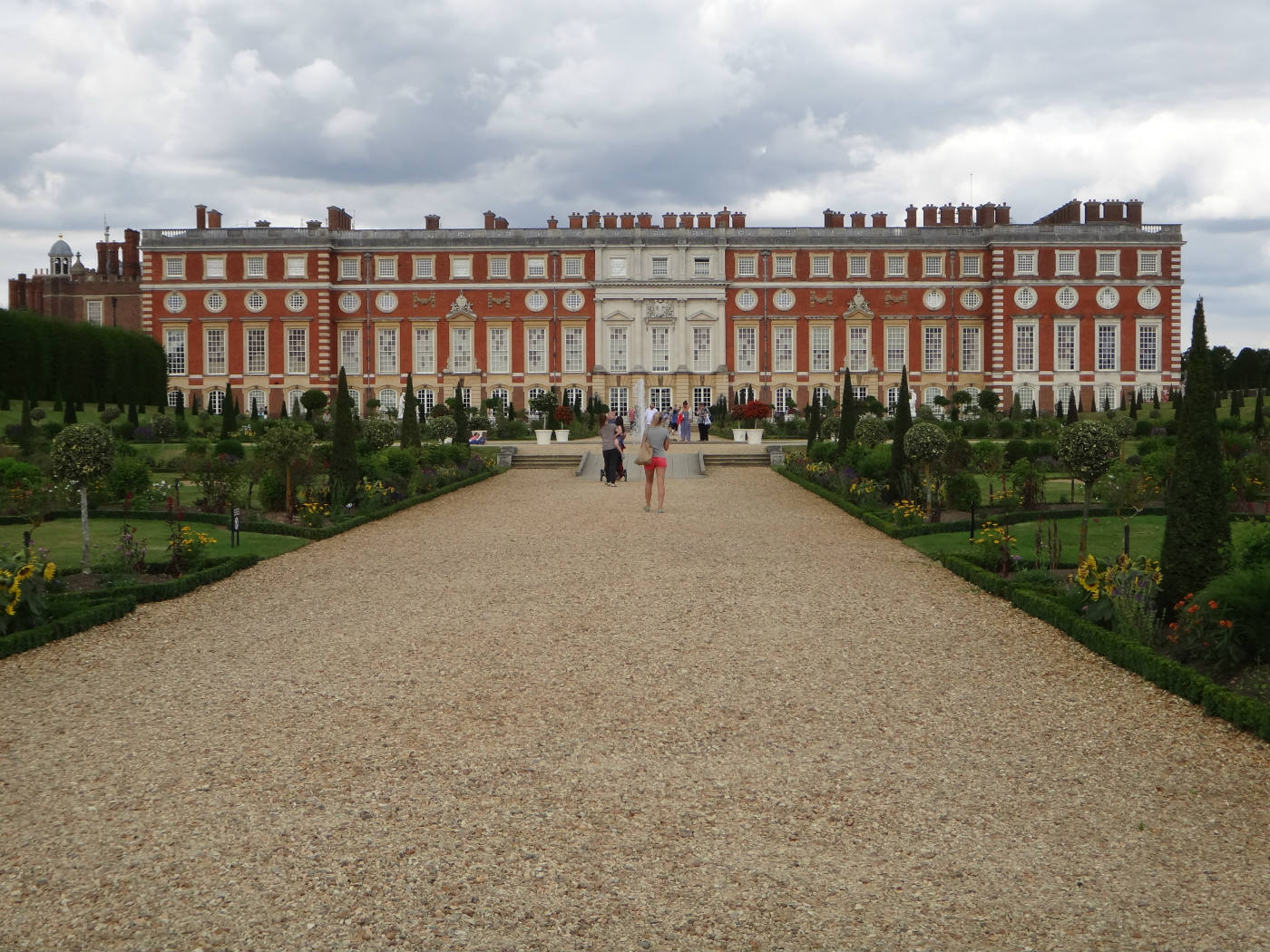 Solve Hampton Court , England. (Henry VIII residence) jigsaw puzzle ...