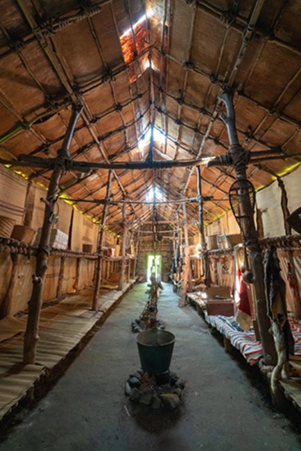 Solve Native American longhouse jigsaw puzzle online with 15 pieces