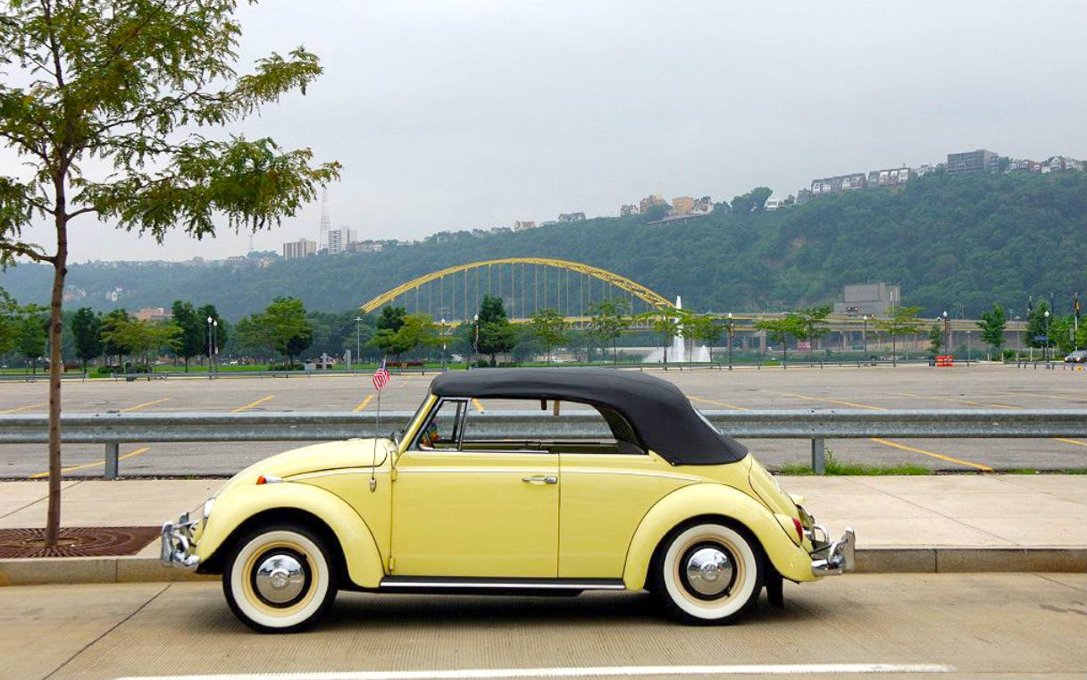 Solve 1967 VW beetle (spunky bandit) jigsaw puzzle online with 135 pieces