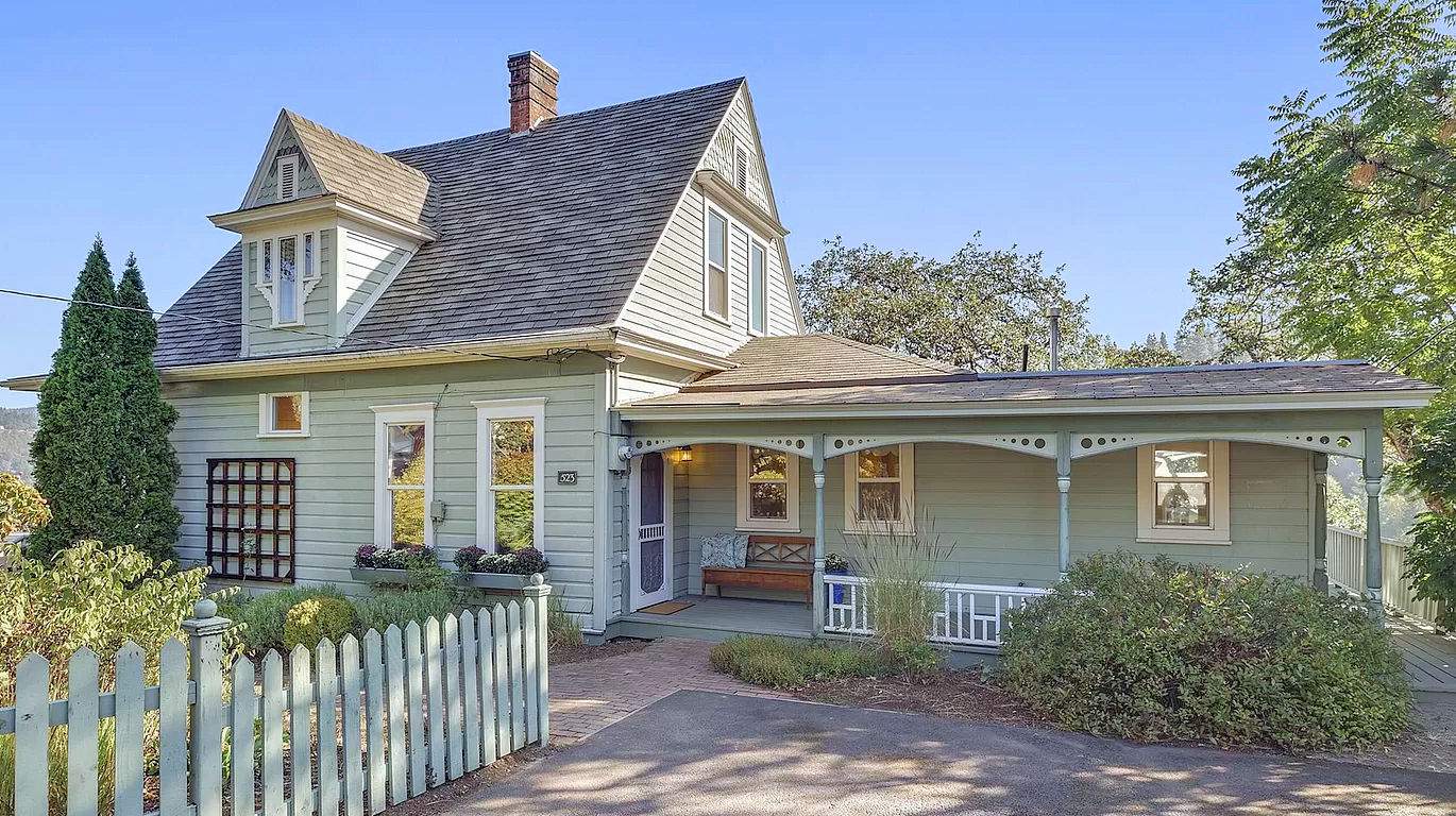 Solve 1900 Victorian Home jigsaw puzzle online with 144 pieces