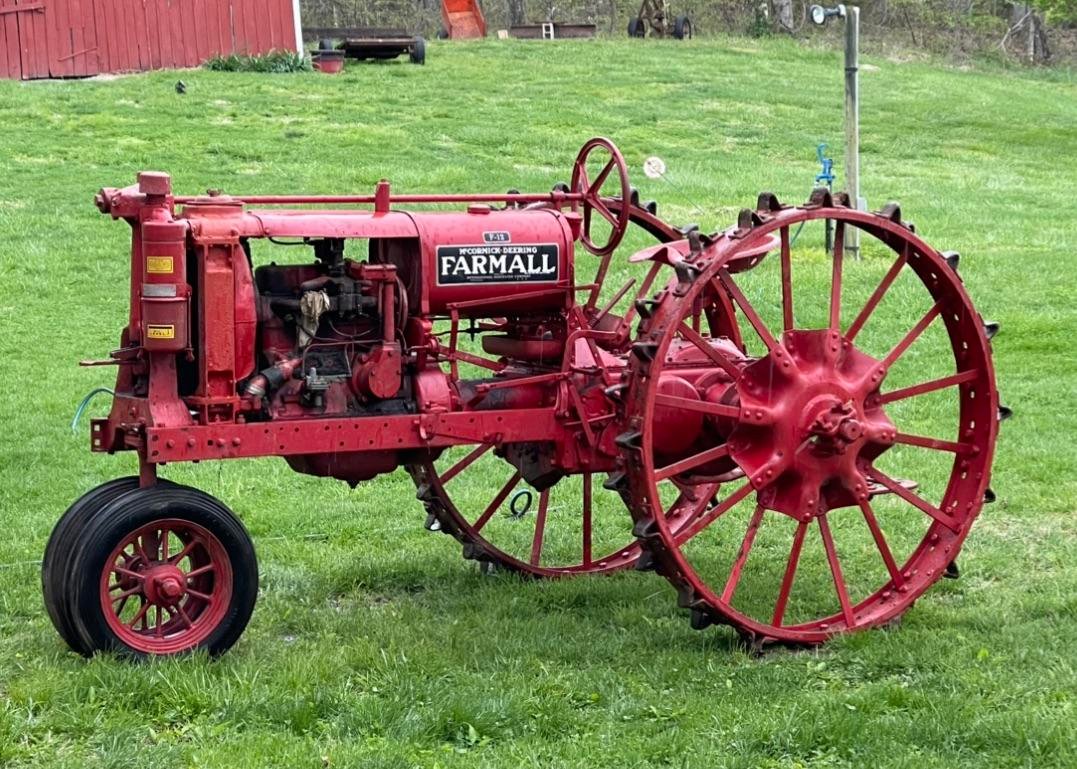 Solve Farmall Tractor jigsaw puzzle online with 117 pieces