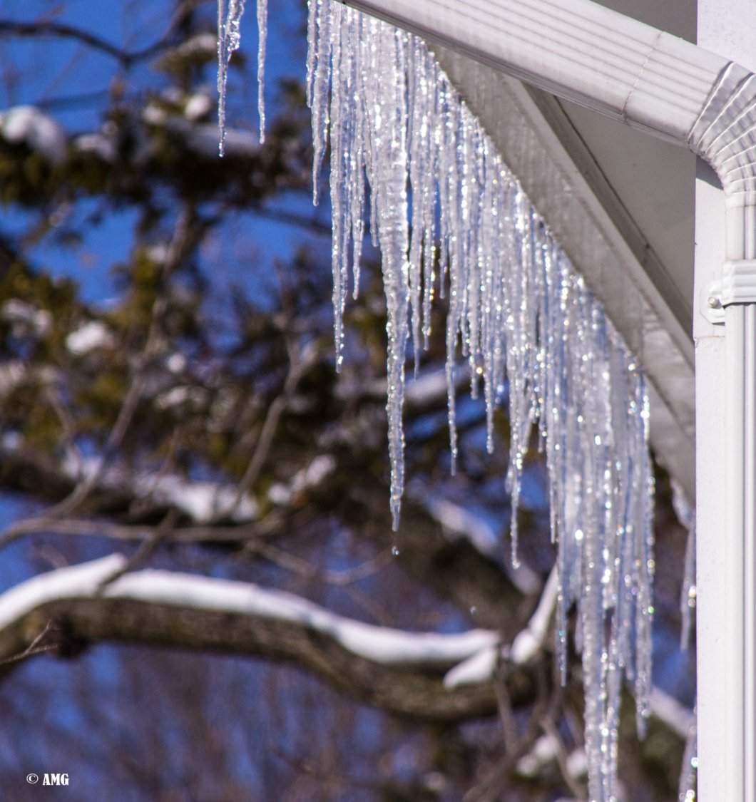 Solve Icicles jigsaw puzzle online with 9 pieces
