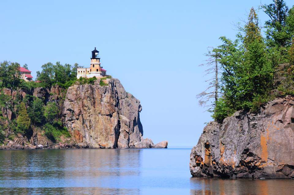 Solve Split Rock Lighthouse jigsaw puzzle online with 117 pieces