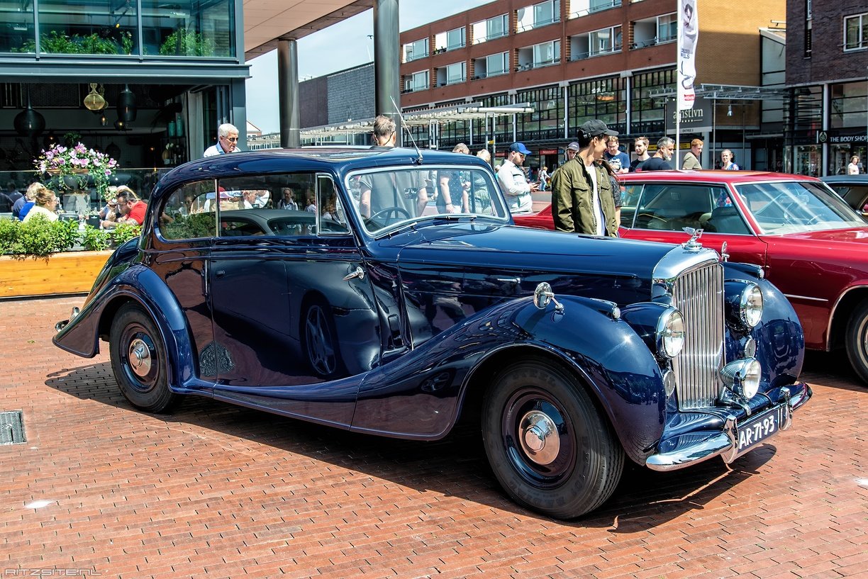 Solve Bentley Mk VI FHC by Abbott - 1950 jigsaw puzzle online with 216 pieces