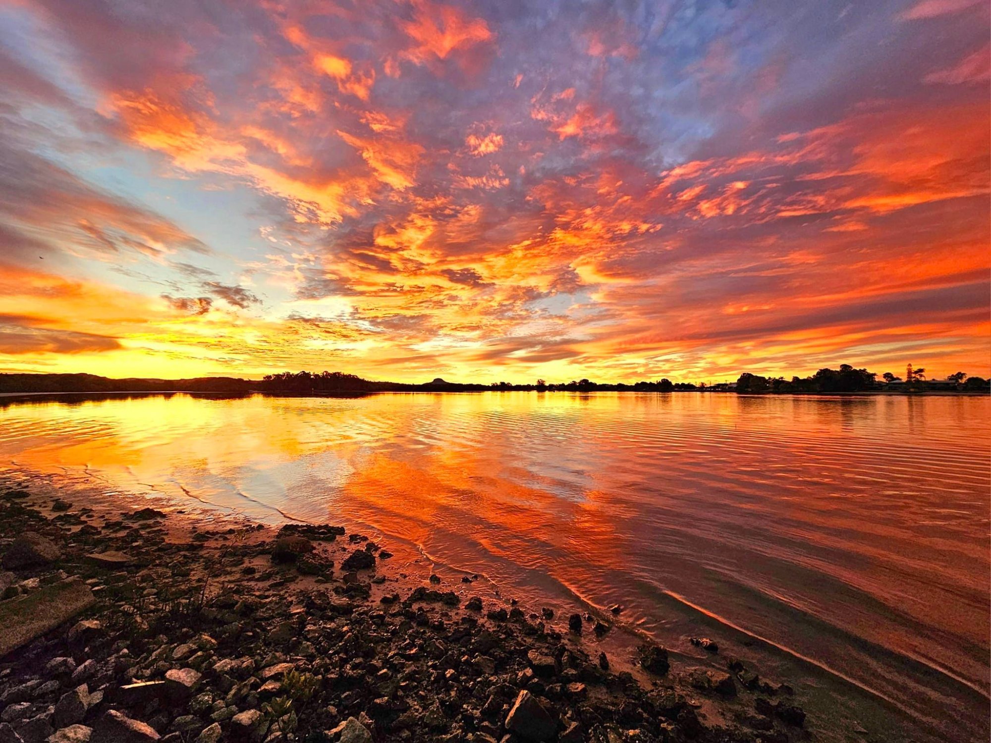 Solve Red sky over the water jigsaw puzzle online with 450 pieces