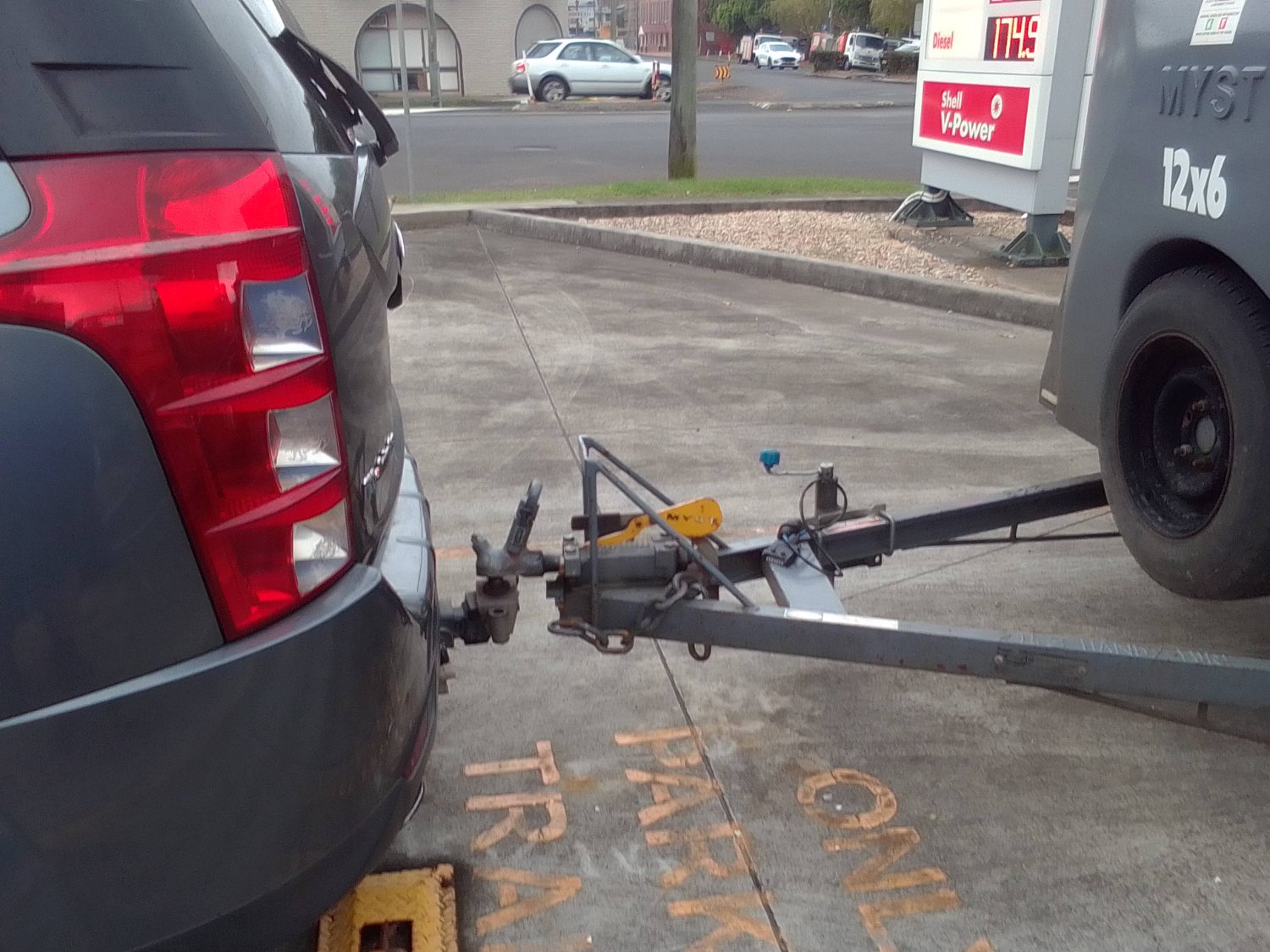 Solve Car jigsaw puzzle online with 12 pieces