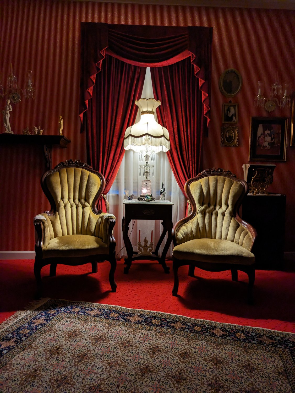 Solve The Red Room jigsaw puzzle online with 176 pieces