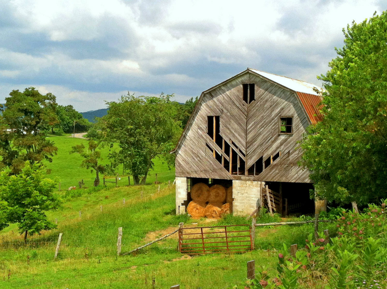 Solve Smiley Face Barn jigsaw puzzle online with 432 pieces