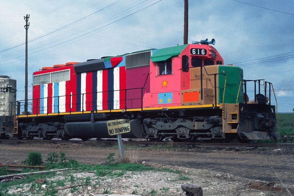 Solve KCS SD40 616 jigsaw puzzle online with 70 pieces