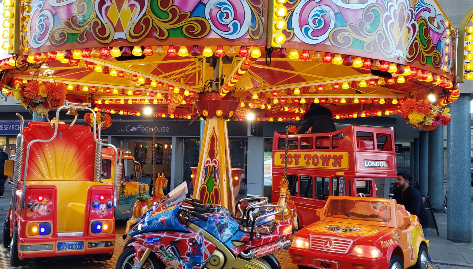 Solve Fairground Ride jigsaw puzzle online with 40 pieces