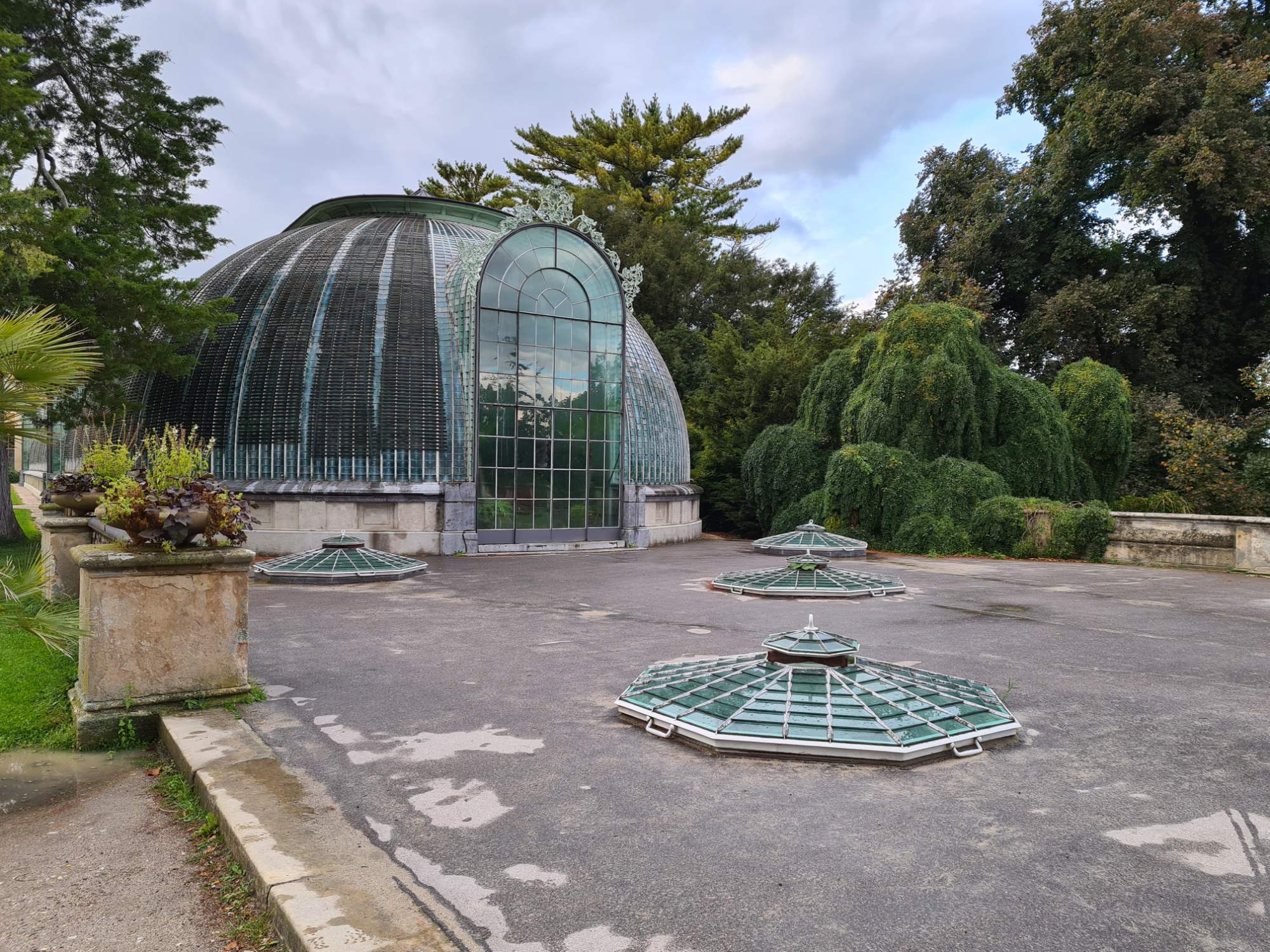 Solve Lednice - skleník jigsaw puzzle online with 588 pieces