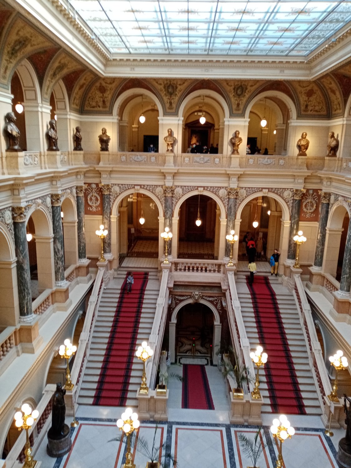 Solve Národní muzeum Praha, ČR jigsaw puzzle online with 80 pieces