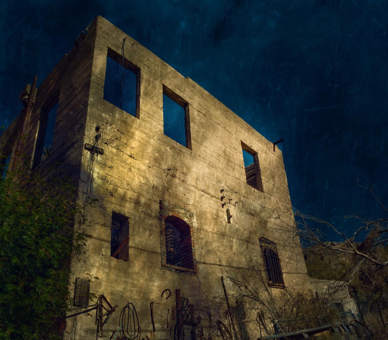 Solve creepy building in Superior, AZ jigsaw puzzle online with 90 pieces