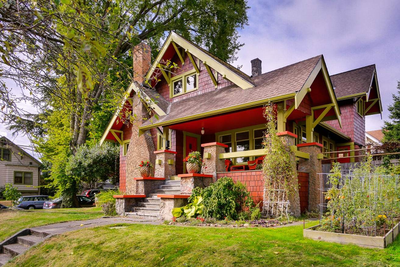 Solve Seattle Craftsman Bungalovy jigsaw puzzle online with 24 pieces