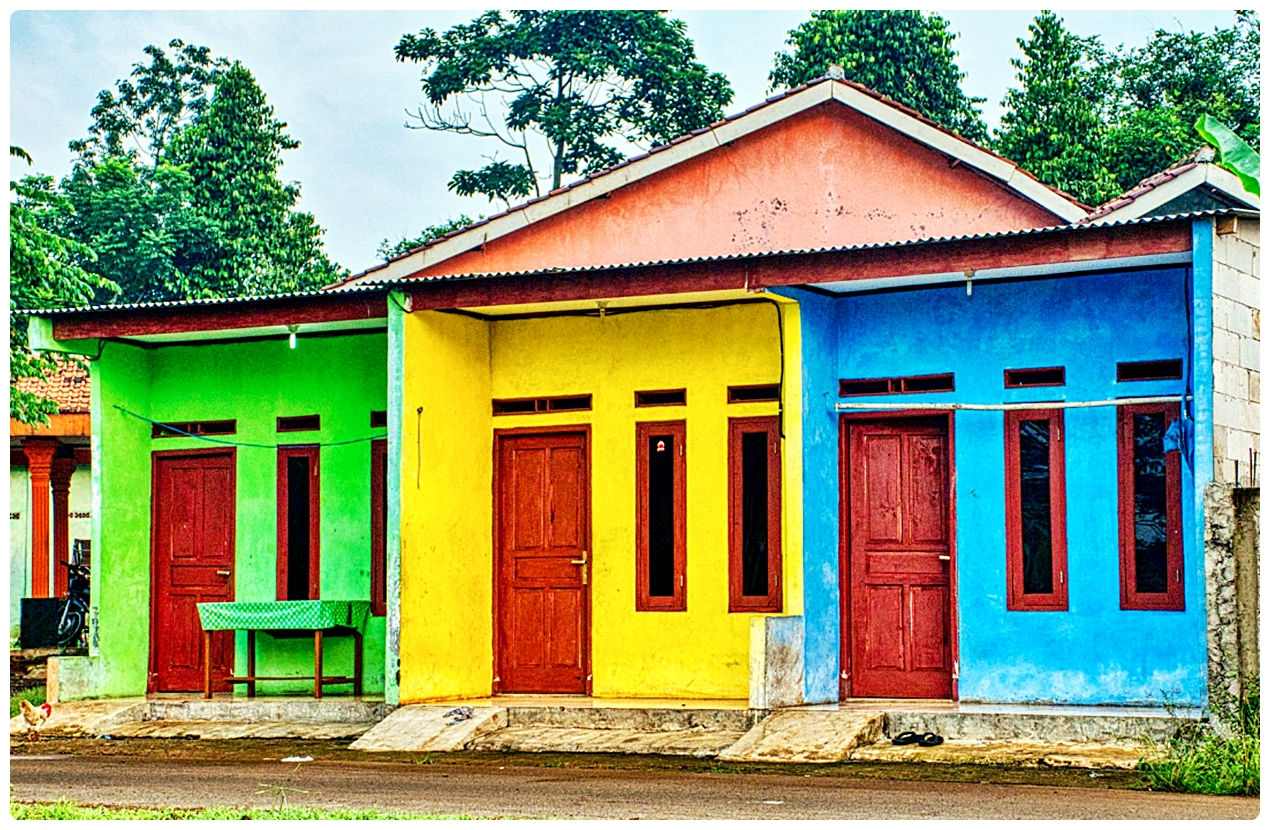 Solve Colourful Building Facade jigsaw puzzle online with 294 pieces