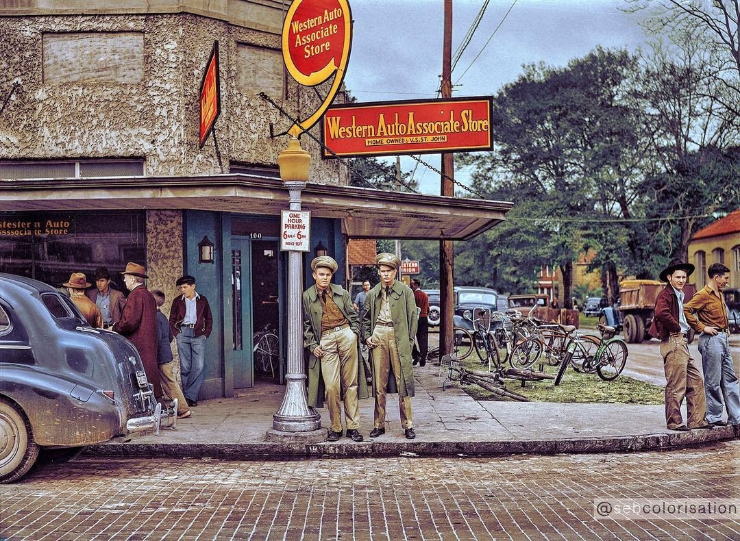Solve Western Auto Associate Store jigsaw puzzle online with 252 pieces