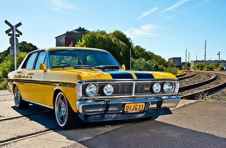 Solve 1971 XY GT Ford Falcon jigsaw puzzle online with 150 pieces