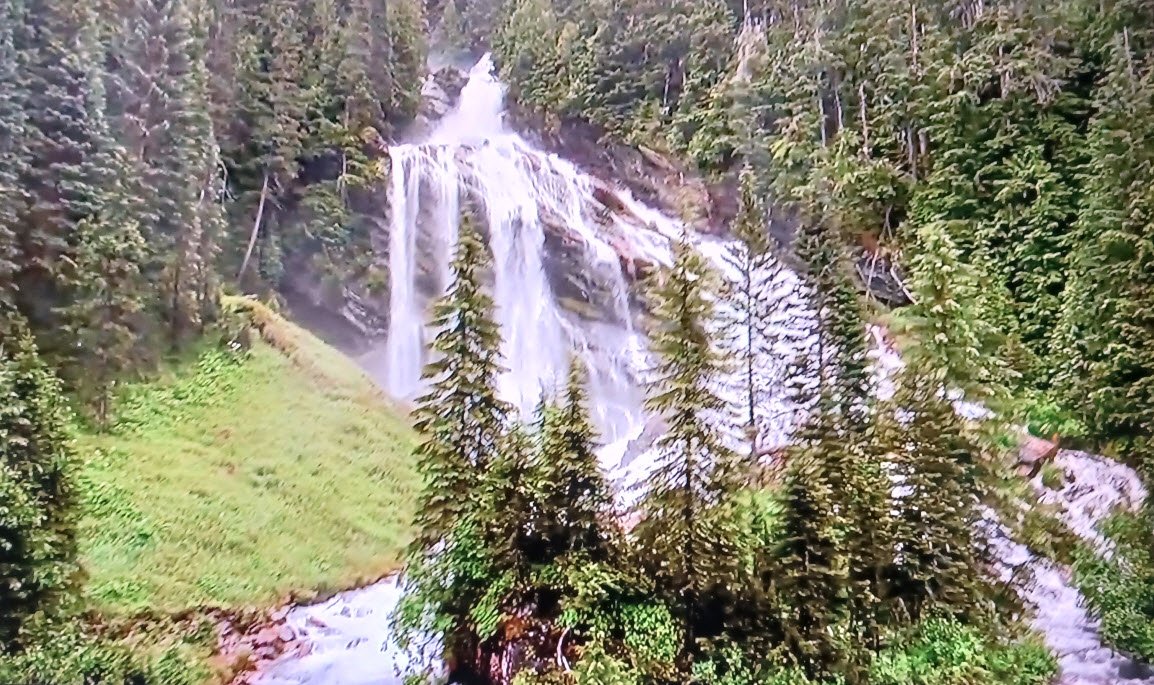 Solve Wild waterfalls jigsaw puzzle online with 60 pieces