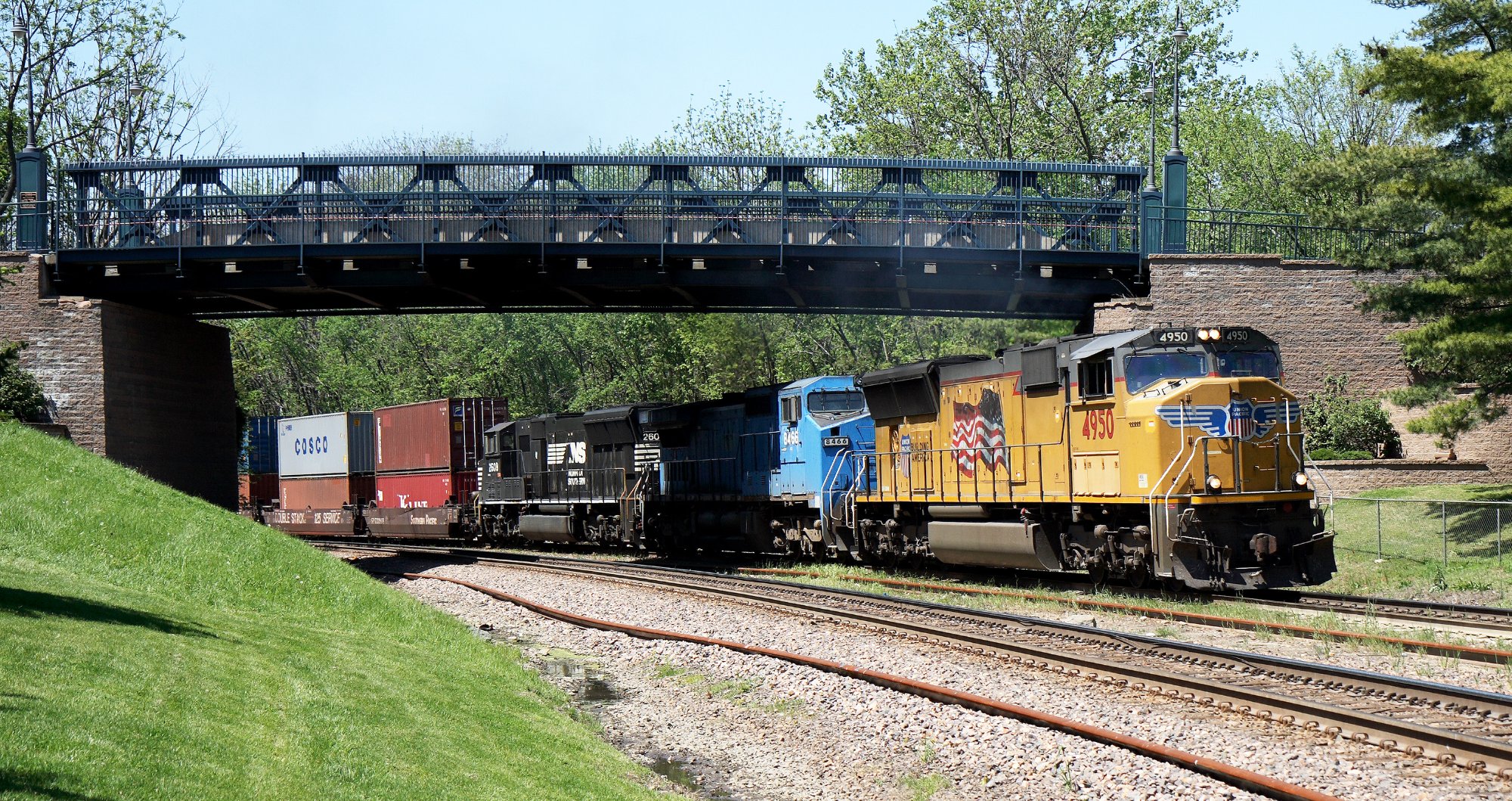 Solve The Union Pacific 4950 jigsaw puzzle online with 98 pieces