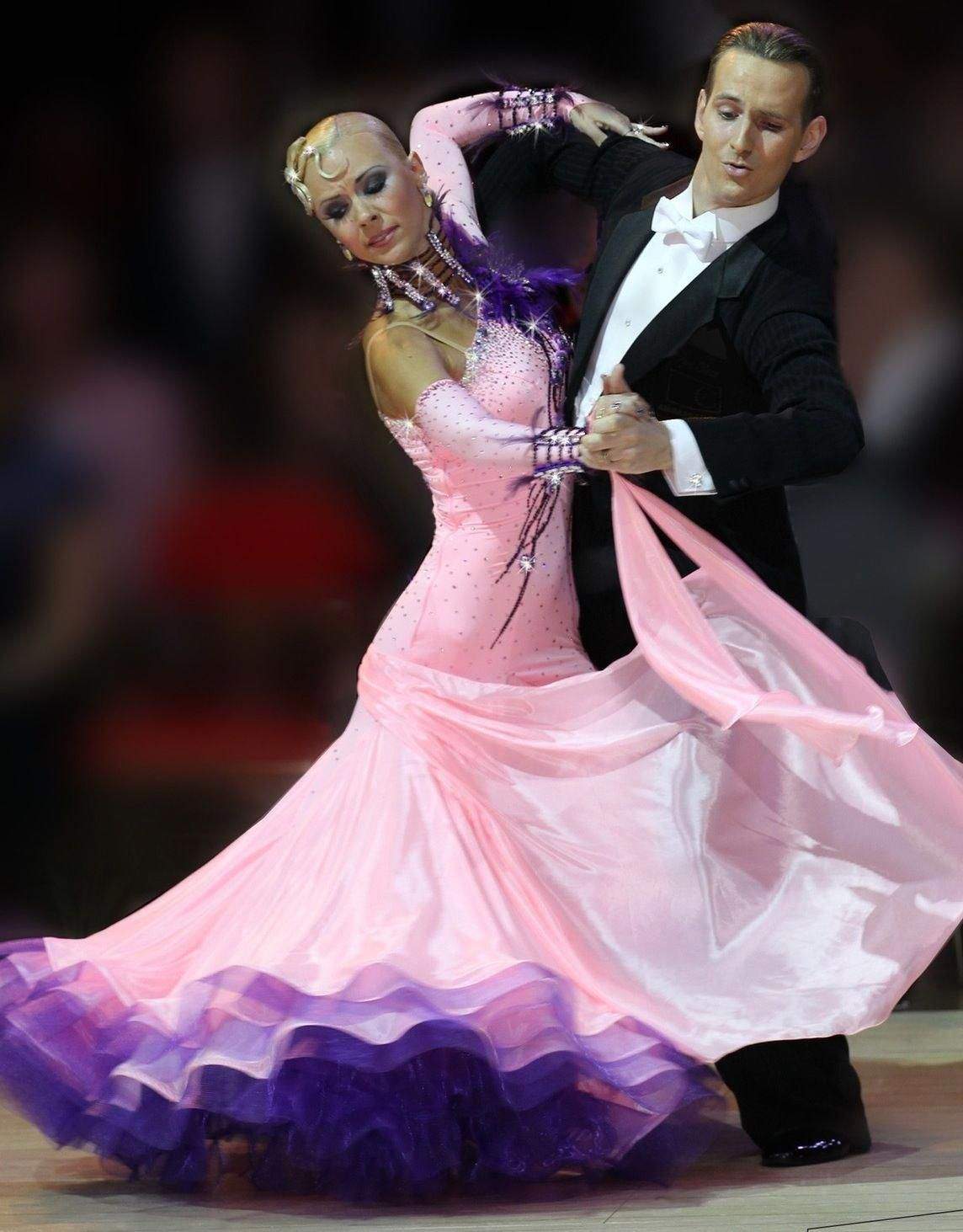 Solve Ballroom Dancing jigsaw puzzle online with 480 pieces