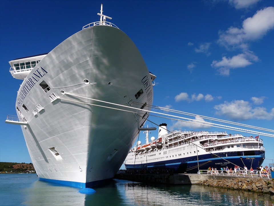 Solve MARCO POLO and COSTA MEDITERRANEA jigsaw puzzle online with 30 pieces