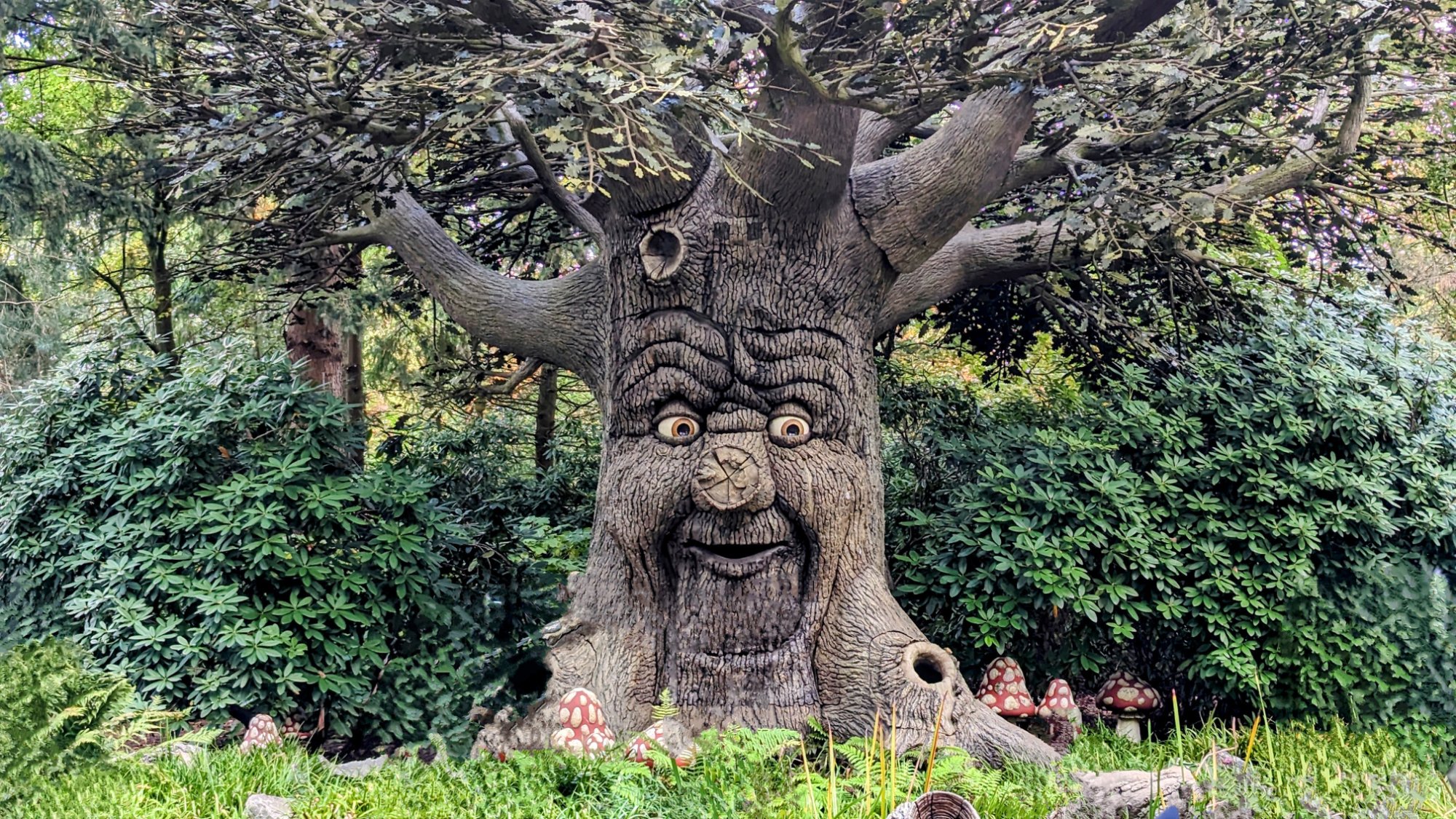 Solve Efteling De Sprookjesboom jigsaw puzzle online with 180 pieces