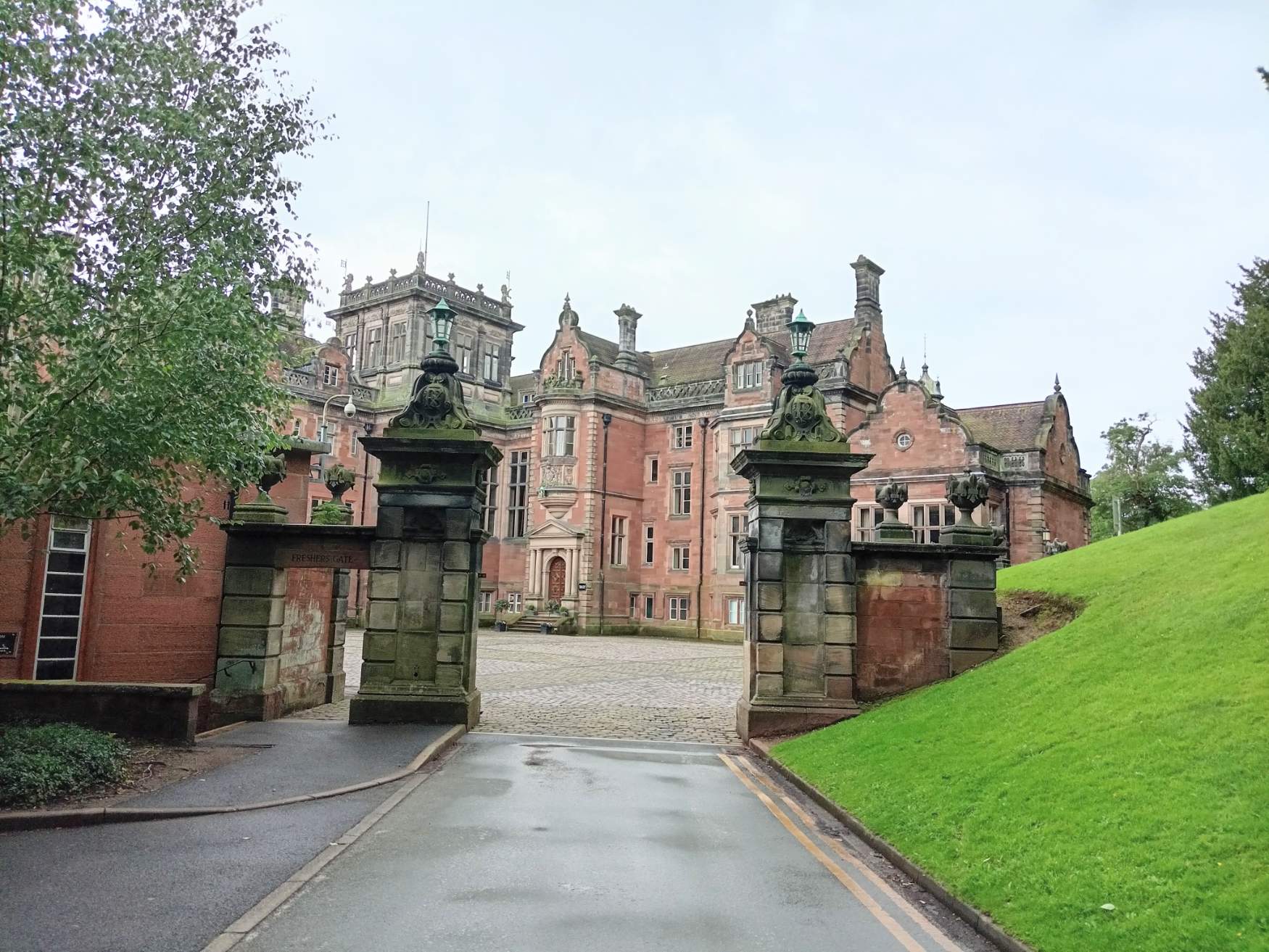 Solve KEELE HALL. jigsaw puzzle online with 154 pieces