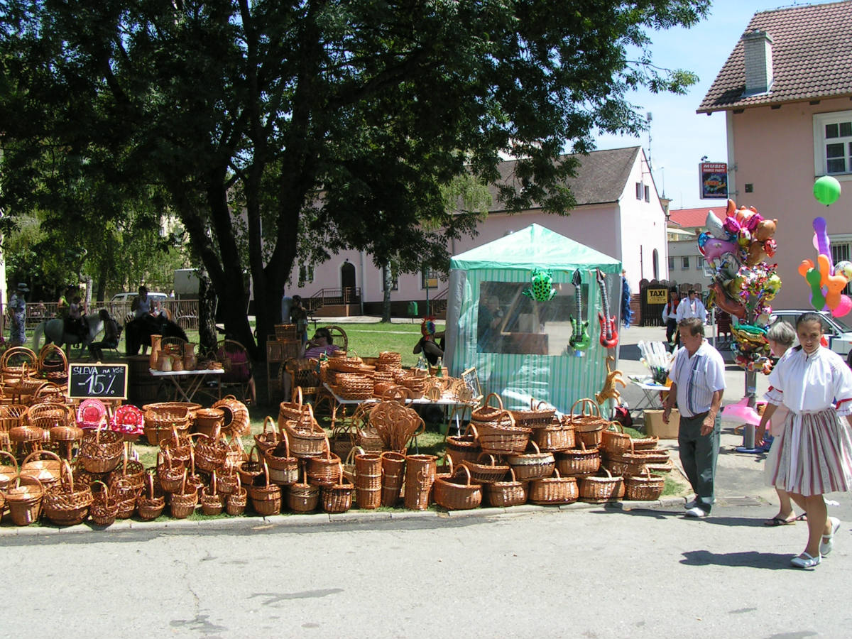 Solve kosicky, kosiky, kose jigsaw puzzle online with 63 pieces