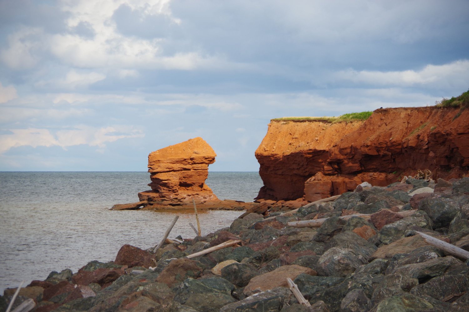 Solve Sea Stack jigsaw puzzle online with 12 pieces