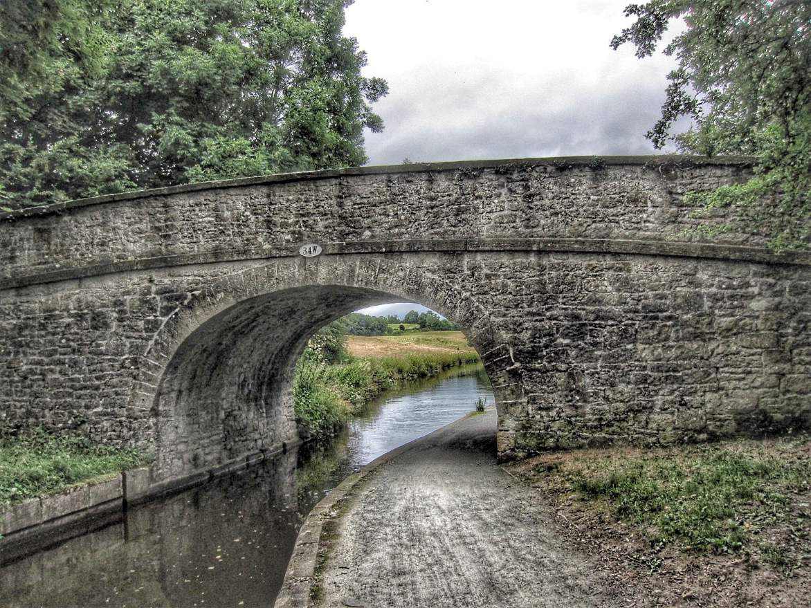 Solve Canal Bridges jigsaw puzzle online with 20 pieces