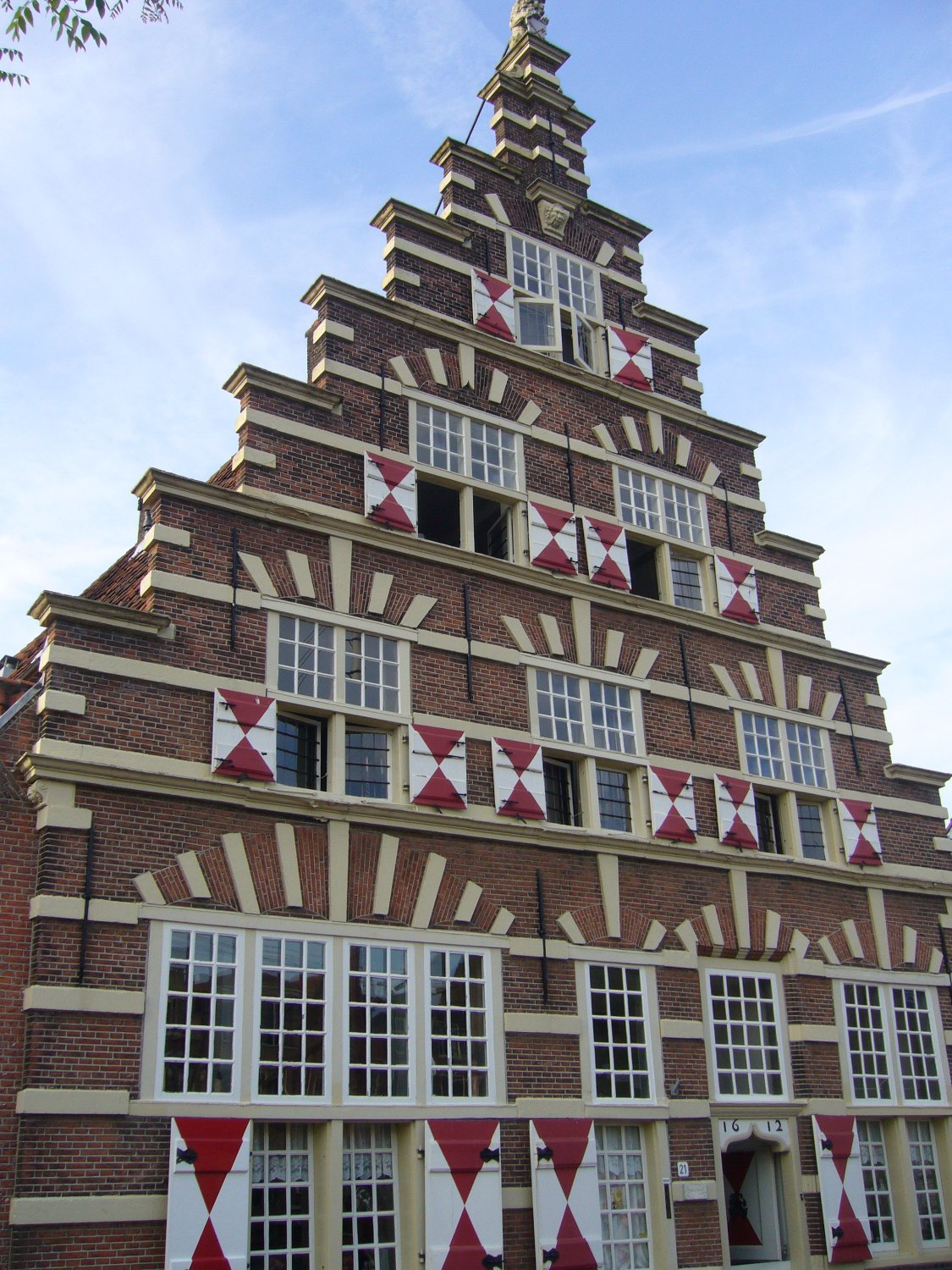 Solve Colourful building lieden jigsaw puzzle online with 300 pieces