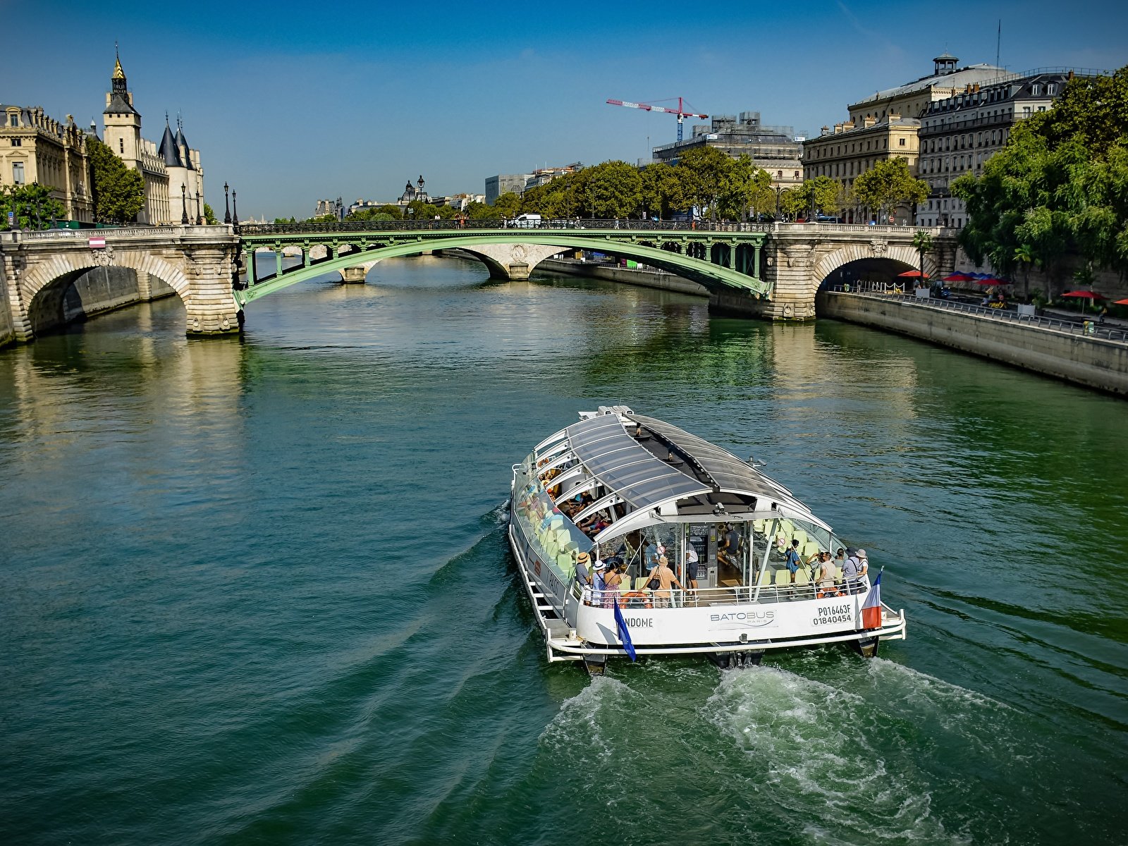 Solve France_Riverboat_Seine_Paris jigsaw puzzle online with 204 pieces