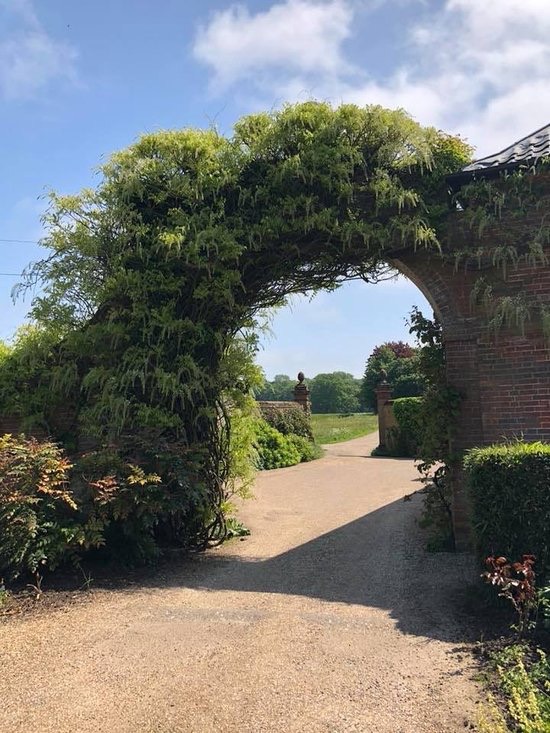 Solve RAVENINGHAM HALL GARDENS jigsaw puzzle online with 35 pieces