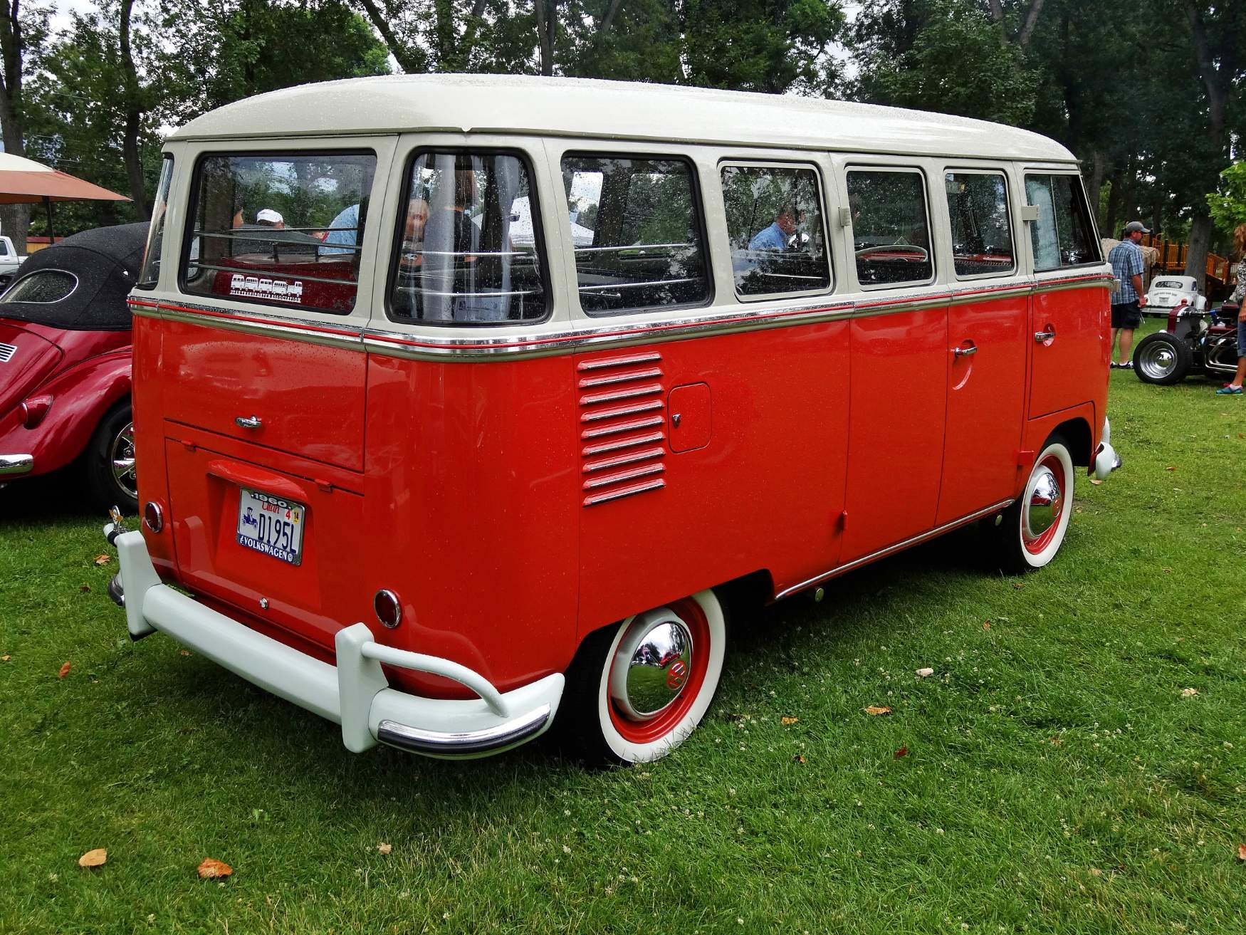 Solve 1960 VW Bus jigsaw puzzle online with 154 pieces
