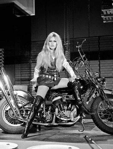 Solve Brigitte Bardot jigsaw puzzle online with 48 pieces