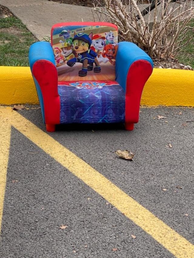 Solve Kids chair jigsaw puzzle online with 20 pieces