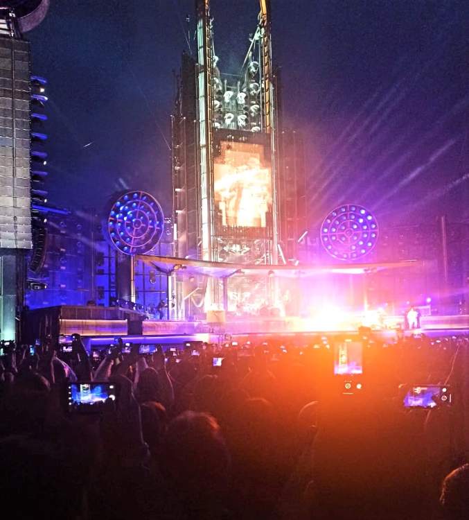 Solve Rammstein - koncert v Praze jigsaw puzzle online with 9 pieces