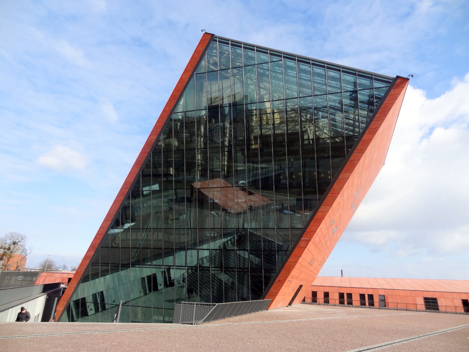 Solve WW2 Museum, Gdansk jigsaw puzzle online with 30 pieces
