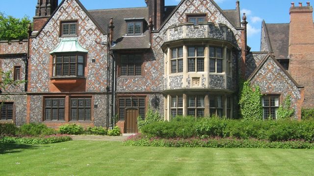 Solve CARROW ABBEY jigsaw puzzle online with 40 pieces