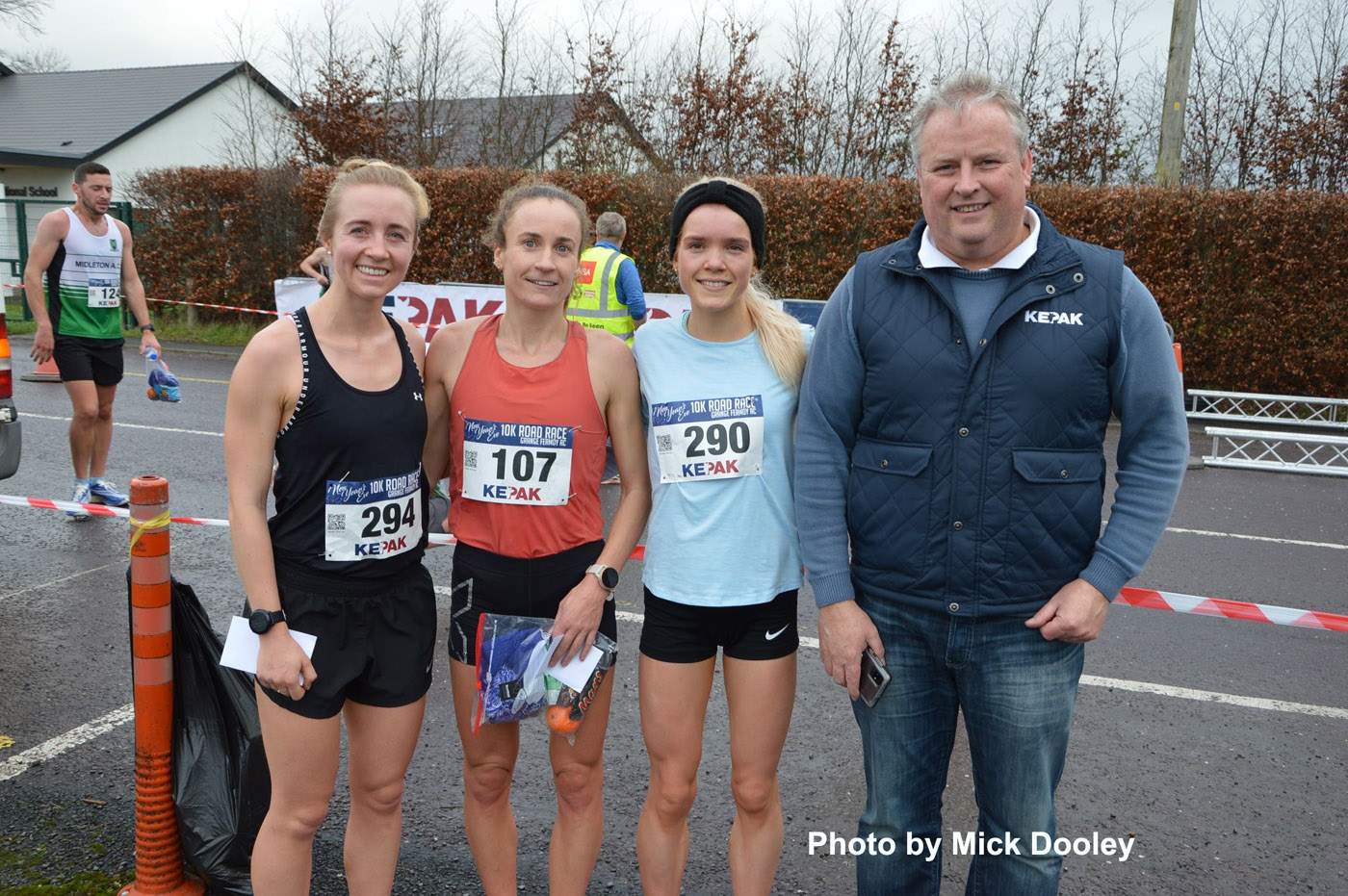 Solve Fermoy-10k-2021-First-3-women jigsaw puzzle online with 216 pieces