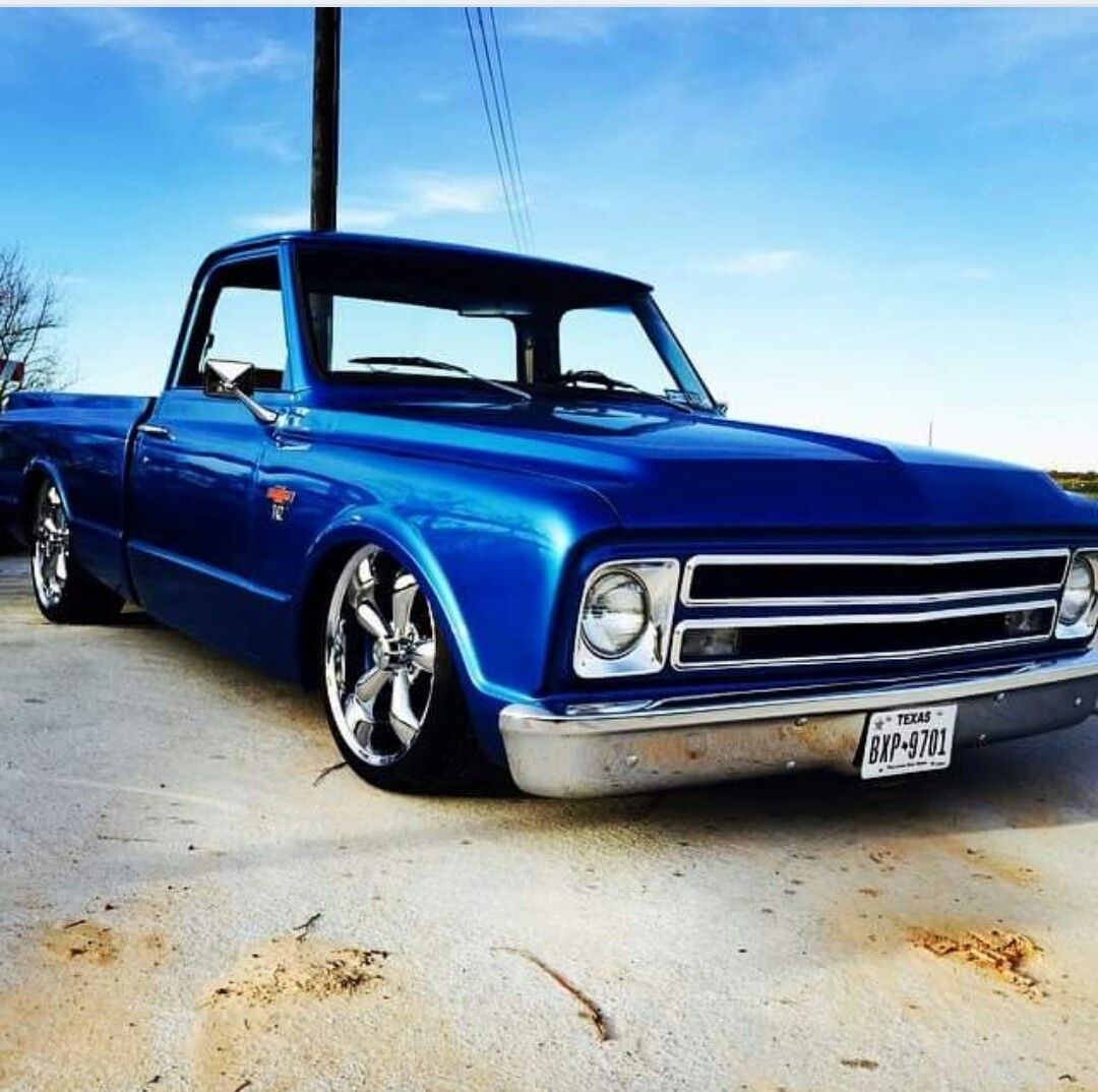 Solve c=10 Chevy truck jigsaw puzzle online with 324 pieces
