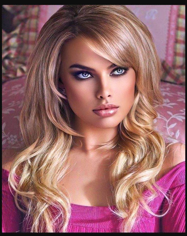 Solve Margot Robbie jigsaw puzzle online with 48 pieces