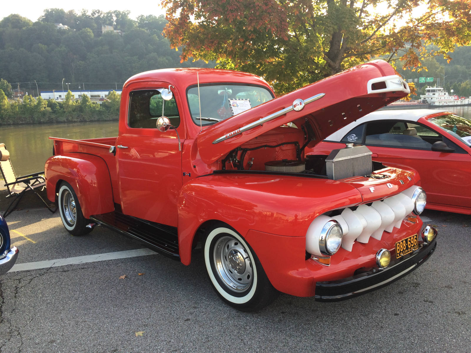 Solve pretty Ford pickup jigsaw puzzle online with 300 pieces