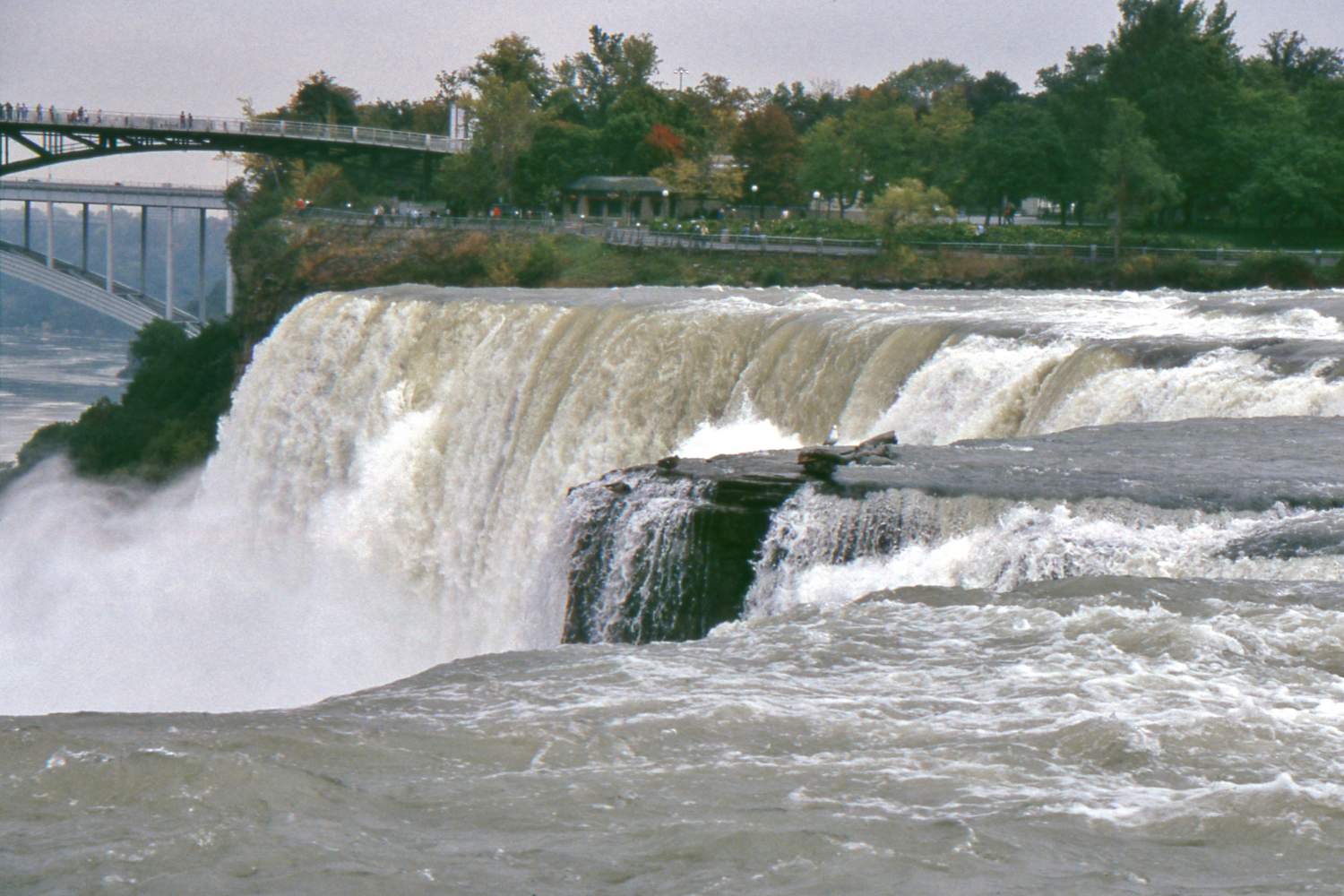 Solve On edge jigsaw puzzle online with 77 pieces