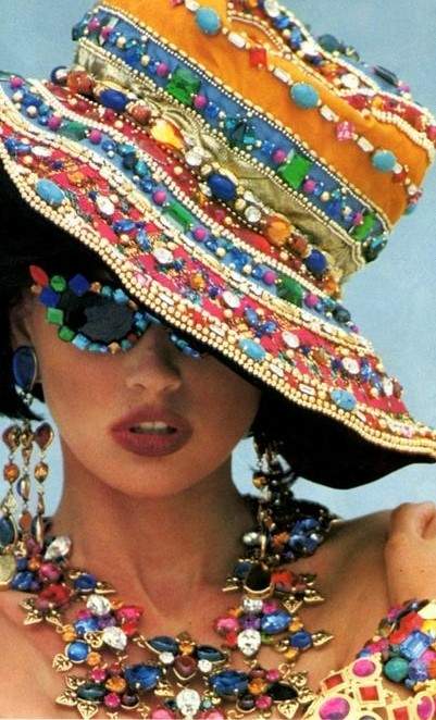 Solve colorful hat jigsaw puzzle online with 77 pieces