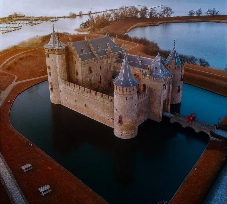 Solve Muider castle, the Netherlands jigsaw puzzle online with 9 pieces