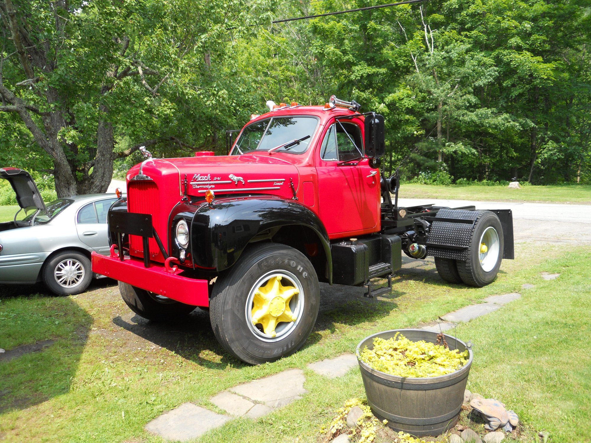 Solve Mack B61, June 2025 jigsaw puzzle online with 88 pieces