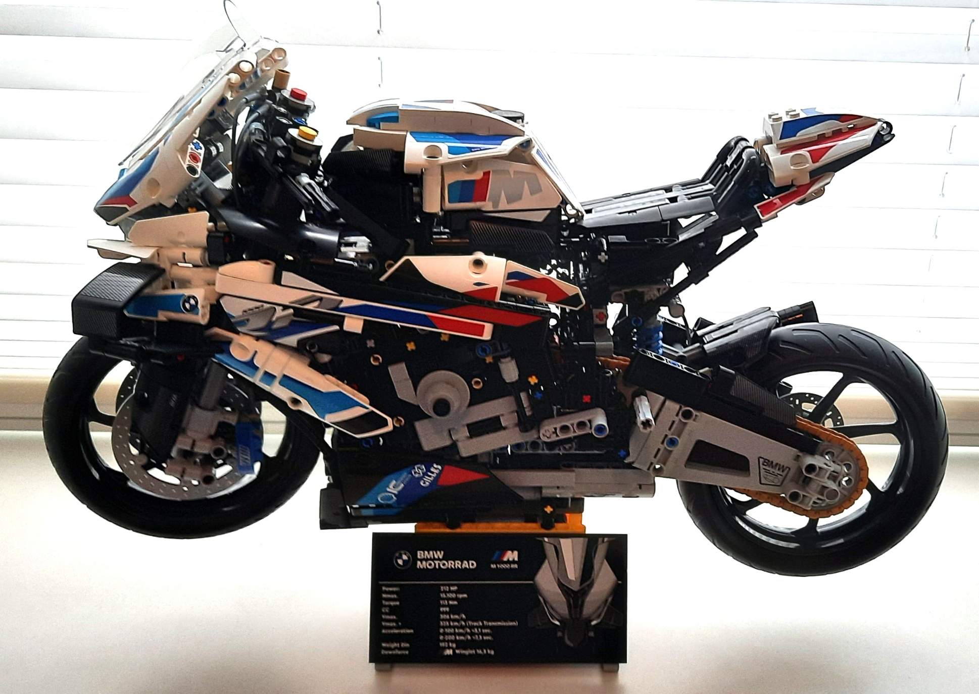 Jigsaw Puzzle | 176 pieces | Lego BMW Motorcycle M 1000 RR | Jigidi